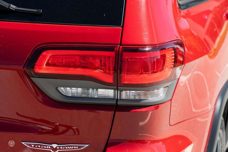 Red Jeep Grand Cherokee 2017 in Vilnius, with an engine capacity of 5.65 L and mileage of 130 thousand km for 21500 €, photo 10 on AUTOMOTO.COM.LV