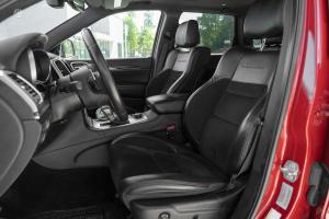 Red Jeep Grand Cherokee 2017 in Vilnius, with an engine capacity of 5.65 L and mileage of 130 thousand km for 21500 €, photo 19 on AUTOMOTO.COM.LV
