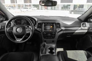 Red Jeep Grand Cherokee 2017 in Vilnius, with an engine capacity of 5.65 L and mileage of 130 thousand km for 21500 €, photo 20 on AUTOMOTO.COM.LV