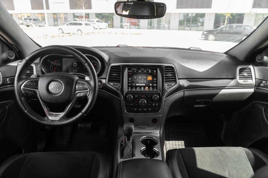 Red Jeep Grand Cherokee 2017 in Vilnius, with an engine capacity of 5.65 L and mileage of 130 thousand km for 21500 €, photo 20 on AUTOMOTO.COM.LV