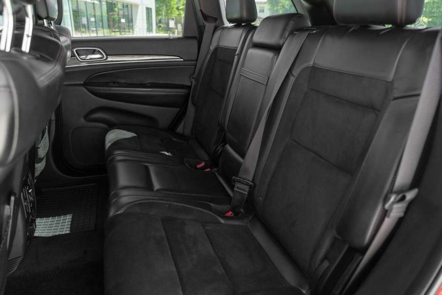 Red Jeep Grand Cherokee 2017 in Vilnius, with an engine capacity of 5.65 L and mileage of 130 thousand km for 21500 €, photo 22 on AUTOMOTO.COM.LV