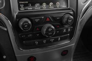 Red Jeep Grand Cherokee 2017 in Vilnius, with an engine capacity of 5.65 L and mileage of 130 thousand km for 21500 €, photo 31 on AUTOMOTO.COM.LV