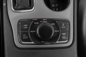 Red Jeep Grand Cherokee 2017 in Vilnius, with an engine capacity of 5.65 L and mileage of 130 thousand km for 21500 €, photo 33 on AUTOMOTO.COM.LV