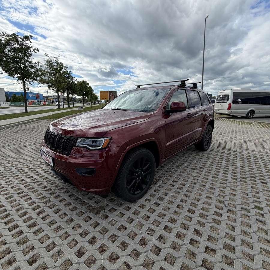 Red Jeep Grand Cherokee 2017 in Siauliai, with an engine capacity of 3.60 L and mileage of 264 thousand km for 13800 €, photo 1 on AUTOMOTO.COM.LV