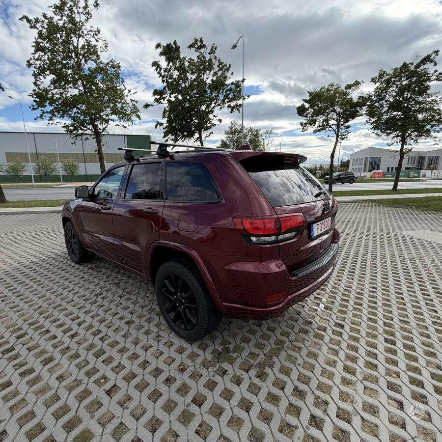 Red Jeep Grand Cherokee 2017 in Siauliai, with an engine capacity of 3.60 L and mileage of 264 thousand km for 13800 €, photo 5 on AUTOMOTO.COM.LV