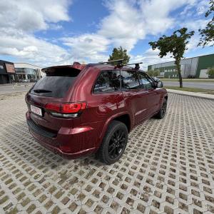 Red Jeep Grand Cherokee 2017 in Siauliai, with an engine capacity of 3.60 L and mileage of 264 thousand km for 13800 €, photo 7 on AUTOMOTO.COM.LV