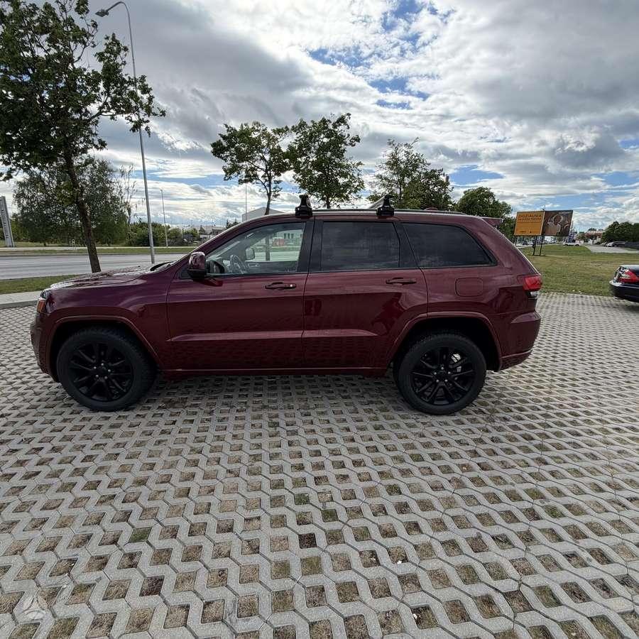 Red Jeep Grand Cherokee 2017 in Siauliai, with an engine capacity of 3.60 L and mileage of 264 thousand km for 13800 €, photo 8 on AUTOMOTO.COM.LV
