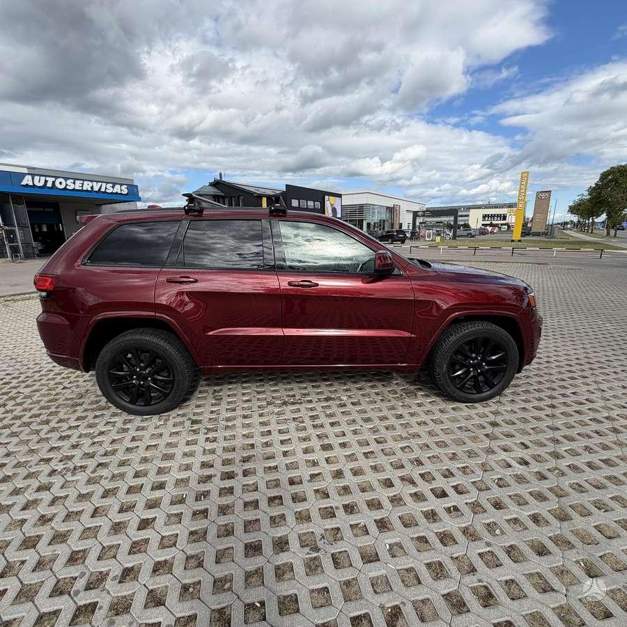 Red Jeep Grand Cherokee 2017 in Siauliai, with an engine capacity of 3.60 L and mileage of 264 thousand km for 13800 €, photo 9 on AUTOMOTO.COM.LV