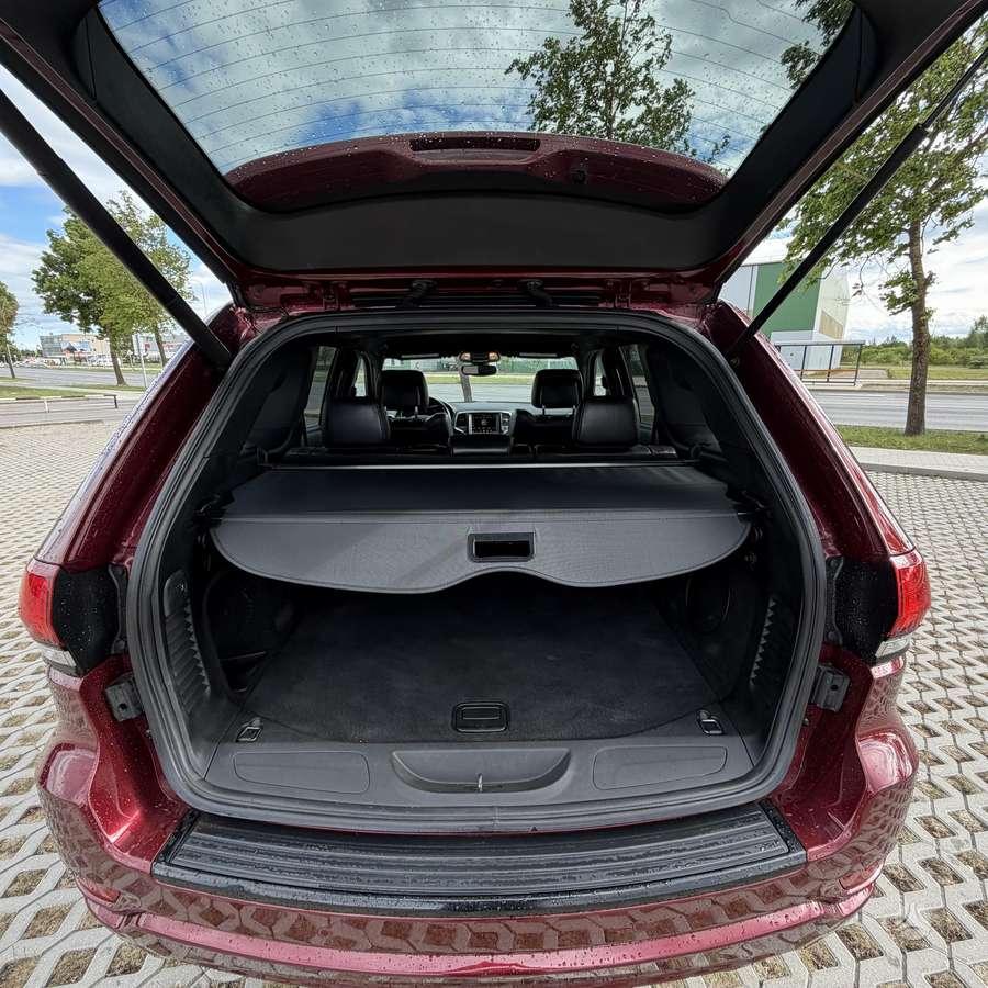 Red Jeep Grand Cherokee 2017 in Siauliai, with an engine capacity of 3.60 L and mileage of 264 thousand km for 13800 €, photo 11 on AUTOMOTO.COM.LV