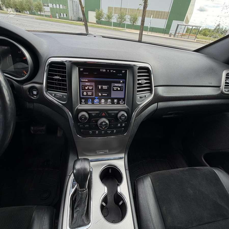 Red Jeep Grand Cherokee 2017 in Siauliai, with an engine capacity of 3.60 L and mileage of 264 thousand km for 13800 €, photo 18 on AUTOMOTO.COM.LV