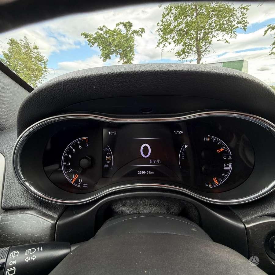 Red Jeep Grand Cherokee 2017 in Siauliai, with an engine capacity of 3.60 L and mileage of 264 thousand km for 13800 €, photo 21 on AUTOMOTO.COM.LV