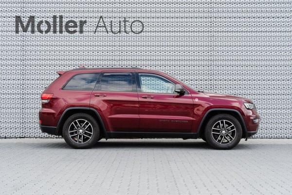 Red Jeep Grand Cherokee 2017 in Marupe, with an engine capacity of 3.00 L and mileage of 140 thousand km for 21750 €, photo 6 on AUTOMOTO.COM.LV