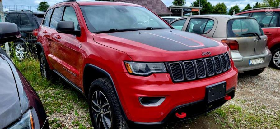 Red Jeep Grand Cherokee 2017 in Kretinga, with an engine capacity of 5.65 L and mileage of 154 thousand km for 19900 €, photo 3 on AUTOMOTO.COM.LV