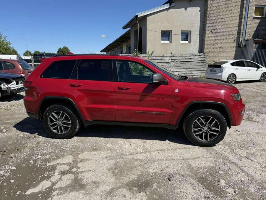 Red Jeep Grand Cherokee 2017 in Kretinga, with an engine capacity of 5.65 L and mileage of 154 thousand km for 19900 €, photo 4 on AUTOMOTO.COM.LV