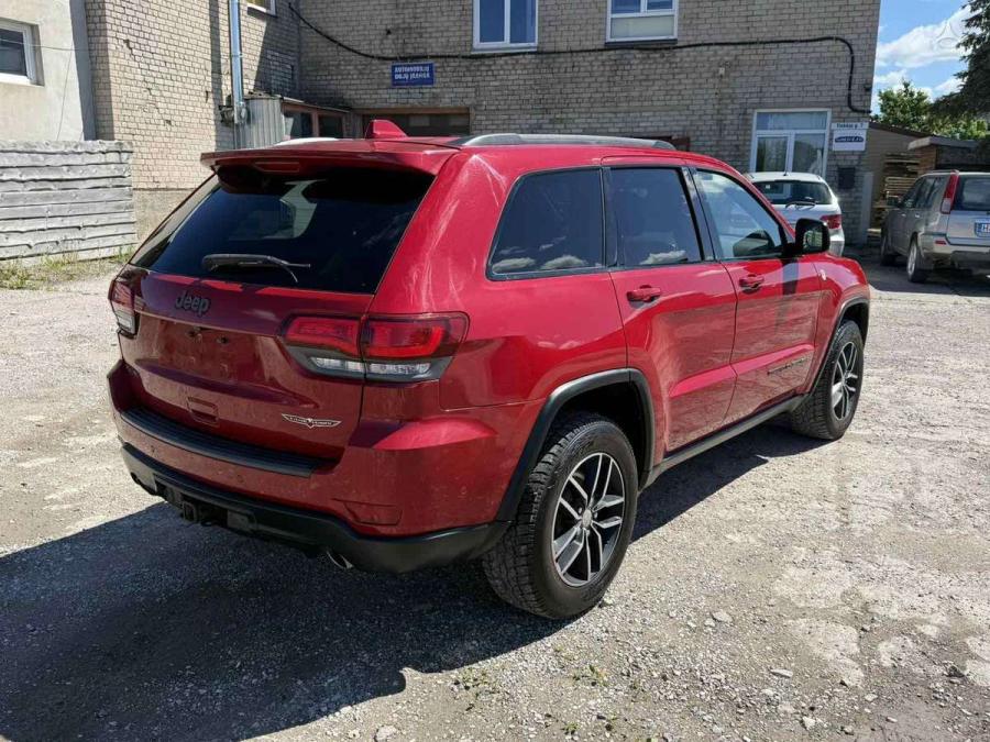 Red Jeep Grand Cherokee 2017 in Kretinga, with an engine capacity of 5.65 L and mileage of 154 thousand km for 19900 €, photo 5 on AUTOMOTO.COM.LV