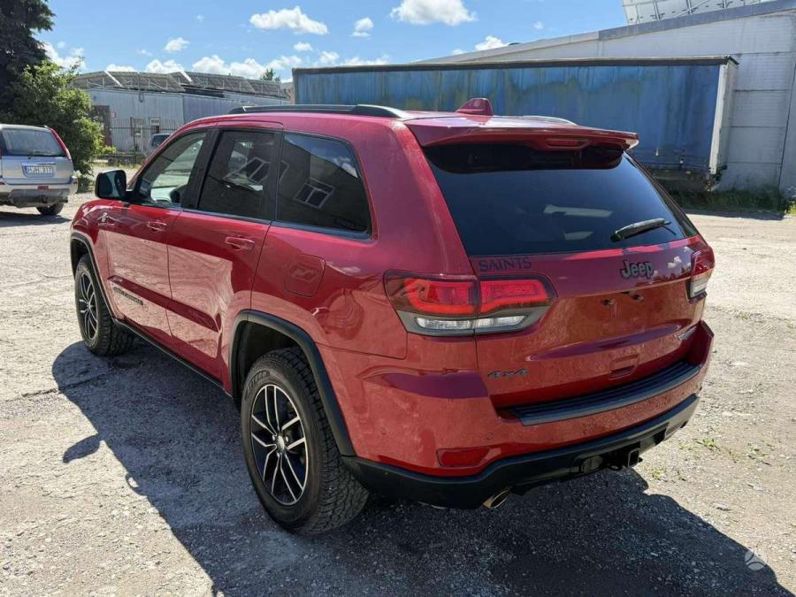 Red Jeep Grand Cherokee 2017 in Kretinga, with an engine capacity of 5.65 L and mileage of 154 thousand km for 19900 €, photo 6 on AUTOMOTO.COM.LV