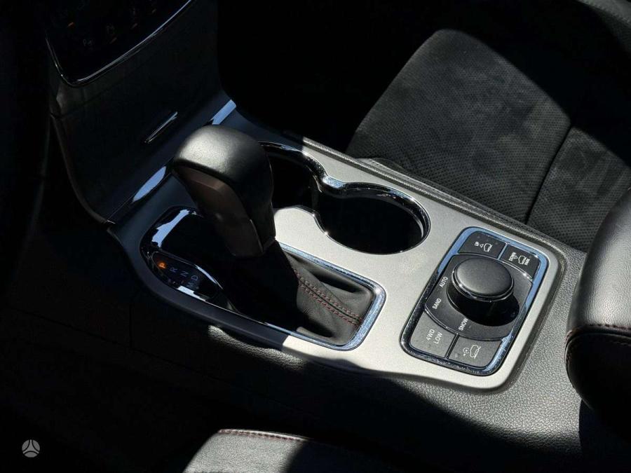 Red Jeep Grand Cherokee 2017 in Kretinga, with an engine capacity of 5.65 L and mileage of 154 thousand km for 19900 €, photo 9 on AUTOMOTO.COM.LV