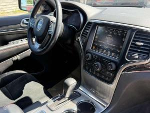 Red Jeep Grand Cherokee 2017 in Kretinga, with an engine capacity of 5.65 L and mileage of 154 thousand km for 19900 €, photo 11 on AUTOMOTO.COM.LV