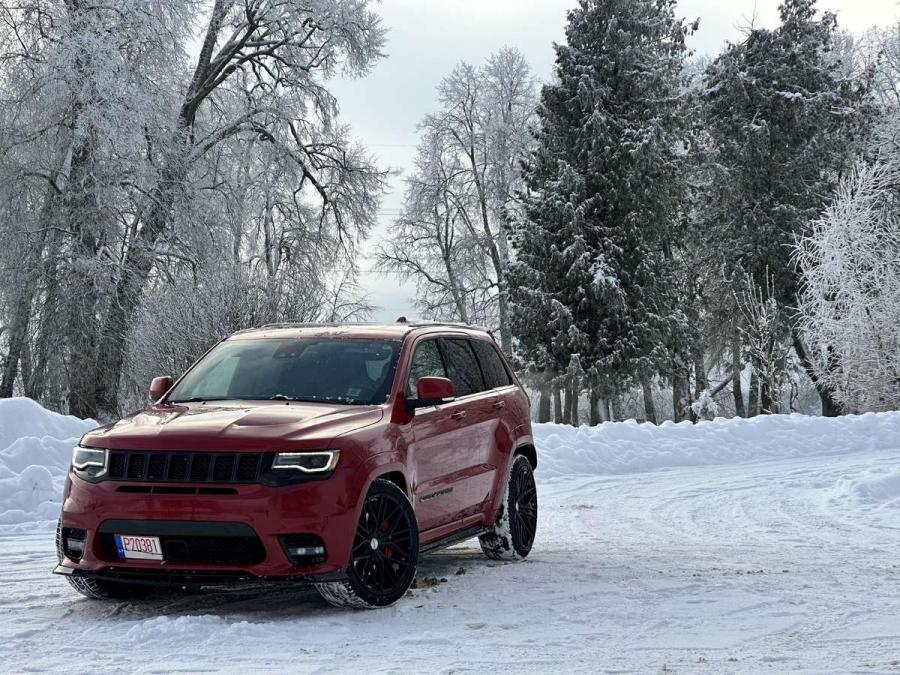 Красный Джип Гранд Чероки 2018 в Вильнюс, объемом двигателя 6.40 л и пробегом 93 тыс. км за 42000 €, фото 12 на AUTOMOTO.COM.LV
