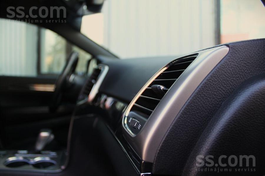Sarkans Jeep Grand Cherokee 2019 Rīga, ar dzinēja tilpumu 3.00 L un nobraukumu 0 tūkst. km par 18850 €, foto 24 vietnē AUTOMOTO.COM.LV