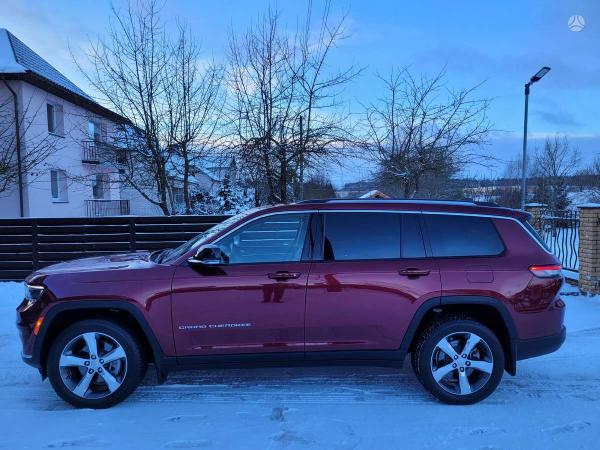 Red Jeep Grand Cherokee 2021 in Telschi, with an engine capacity of 3.60 L and mileage of 33 thousand km for 35800 €, photo 2 on AUTOMOTO.COM.LV