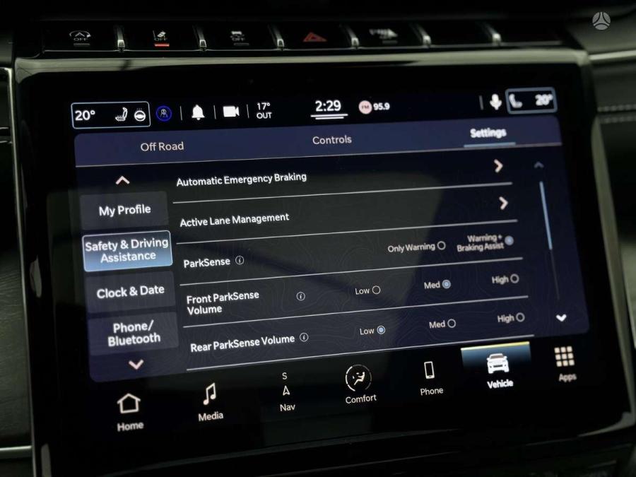 Red Jeep Grand Cherokee 2021 in Vilnius, with an engine capacity of 3.60 L and mileage of 116 thousand km for 36590 €, photo 29 on AUTOMOTO.COM.LV