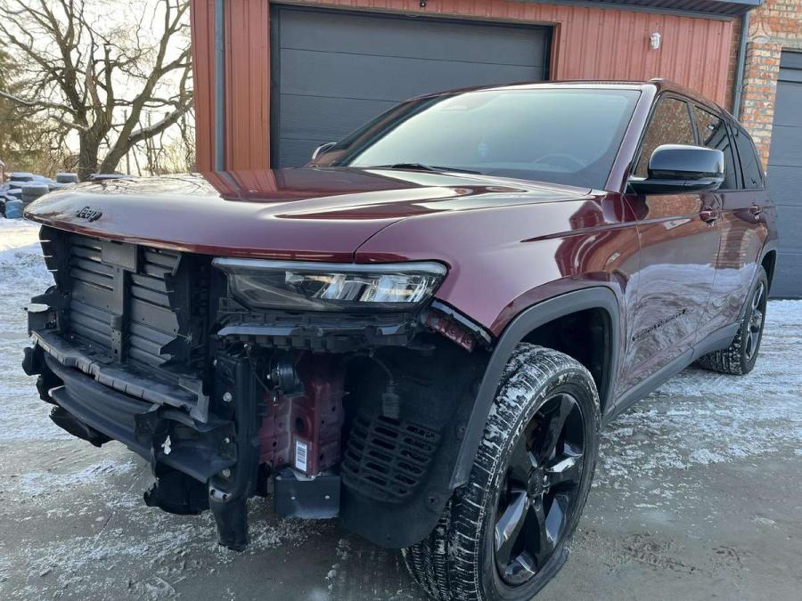 Red Jeep Grand Cherokee 2021 in Kaunas, with an engine capacity of 3.60 L and mileage of 92 thousand km for 17700 €, photo 1 on AUTOMOTO.COM.LV