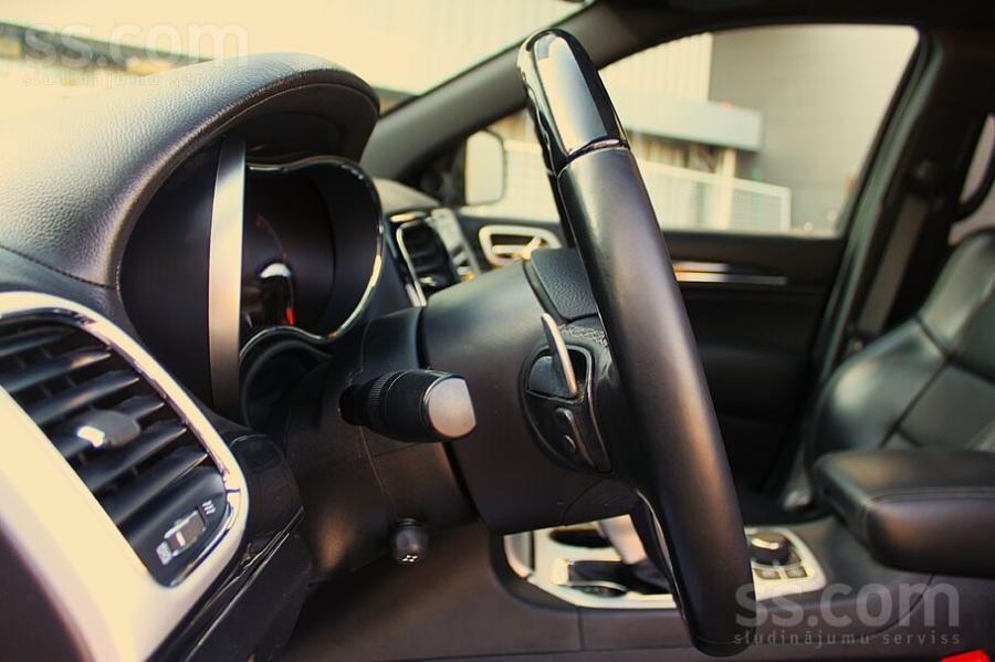 Red Jeep Grand Cherokee 2021 in Riga, with an engine capacity of 3.00 L and mileage of 0 thousand km for 21850 €, photo 18 on AUTOMOTO.COM.LV