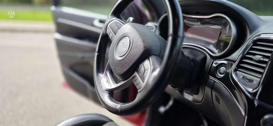 Red Jeep Grand Cherokee 2021 in Klaipeda, with an engine capacity of 3.60 L and mileage of 124 thousand km for 21000 €, photo 19 on AUTOMOTO.COM.LV