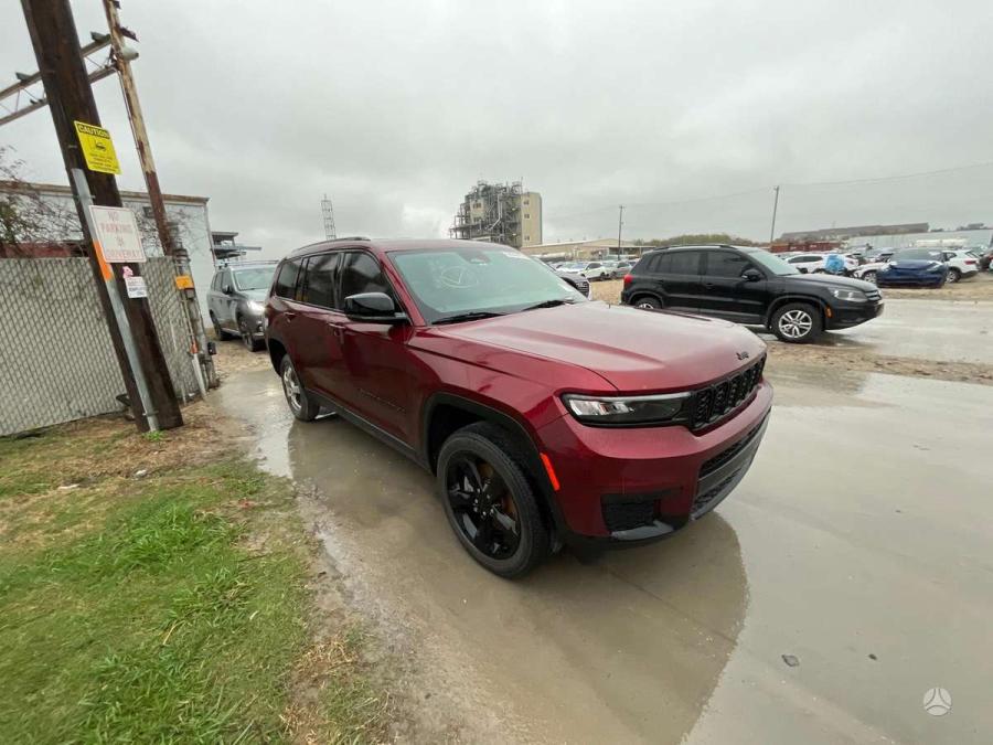 Red Jeep Grand Cherokee 2022 in Ukmerge, with an engine capacity of 3.60 L and mileage of 89 thousand km for 21990 €, photo 1 on AUTOMOTO.COM.LV