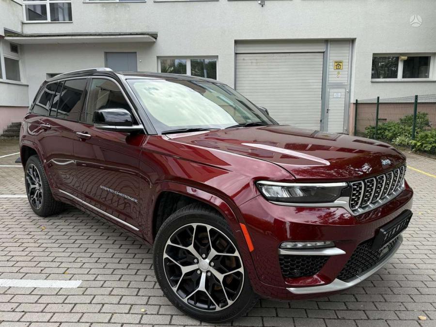 Sarkans Jeep Grand Cherokee 2023 Viļņa, ar dzinēja tilpumu 2.00 L un nobraukumu 26 tūkst. km par 39500 €, foto 1 vietnē AUTOMOTO.COM.LV