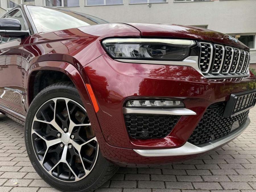 Sarkans Jeep Grand Cherokee 2023 Viļņa, ar dzinēja tilpumu 2.00 L un nobraukumu 26 tūkst. km par 39500 €, foto 12 vietnē AUTOMOTO.COM.LV