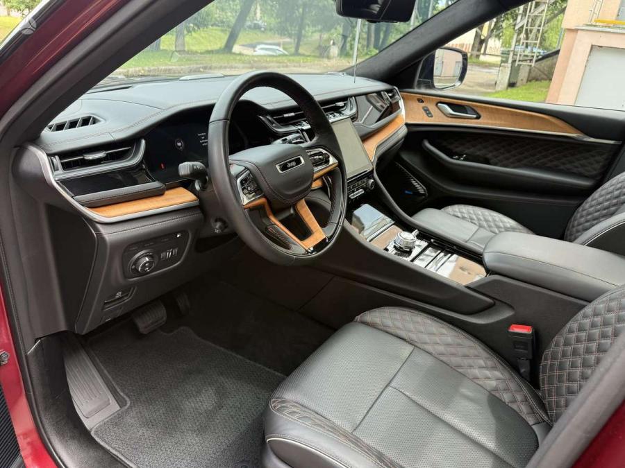 Sarkans Jeep Grand Cherokee 2023 Viļņa, ar dzinēja tilpumu 2.00 L un nobraukumu 26 tūkst. km par 39500 €, foto 14 vietnē AUTOMOTO.COM.LV