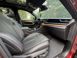 Sarkans Jeep Grand Cherokee 2023 Viļņa, ar dzinēja tilpumu 2.00 L un nobraukumu 26 tūkst. km par 39500 €, foto 15 vietnē AUTOMOTO.COM.LV