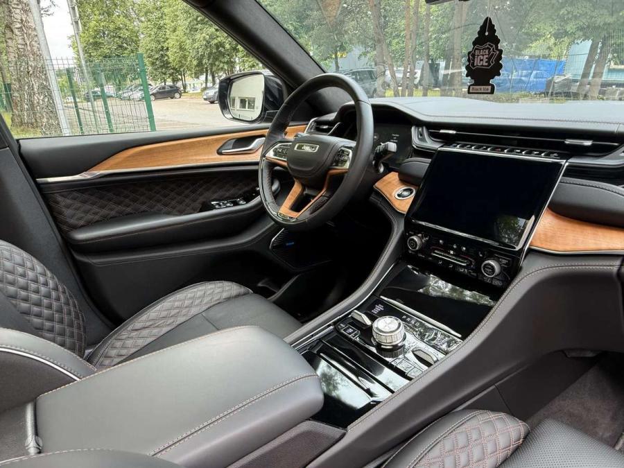 Sarkans Jeep Grand Cherokee 2023 Viļņa, ar dzinēja tilpumu 2.00 L un nobraukumu 26 tūkst. km par 39500 €, foto 18 vietnē AUTOMOTO.COM.LV