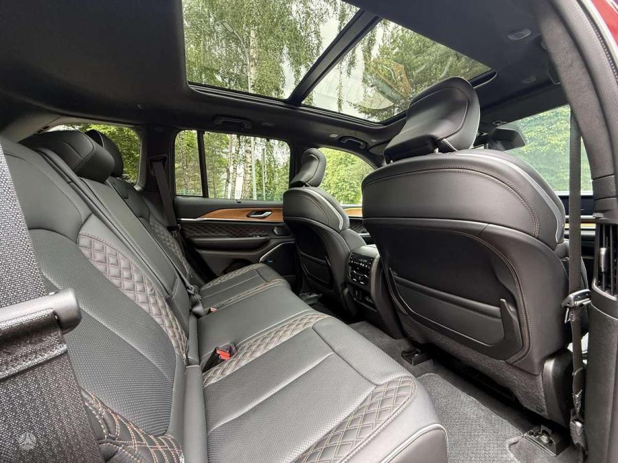 Sarkans Jeep Grand Cherokee 2023 Viļņa, ar dzinēja tilpumu 2.00 L un nobraukumu 26 tūkst. km par 39500 €, foto 24 vietnē AUTOMOTO.COM.LV