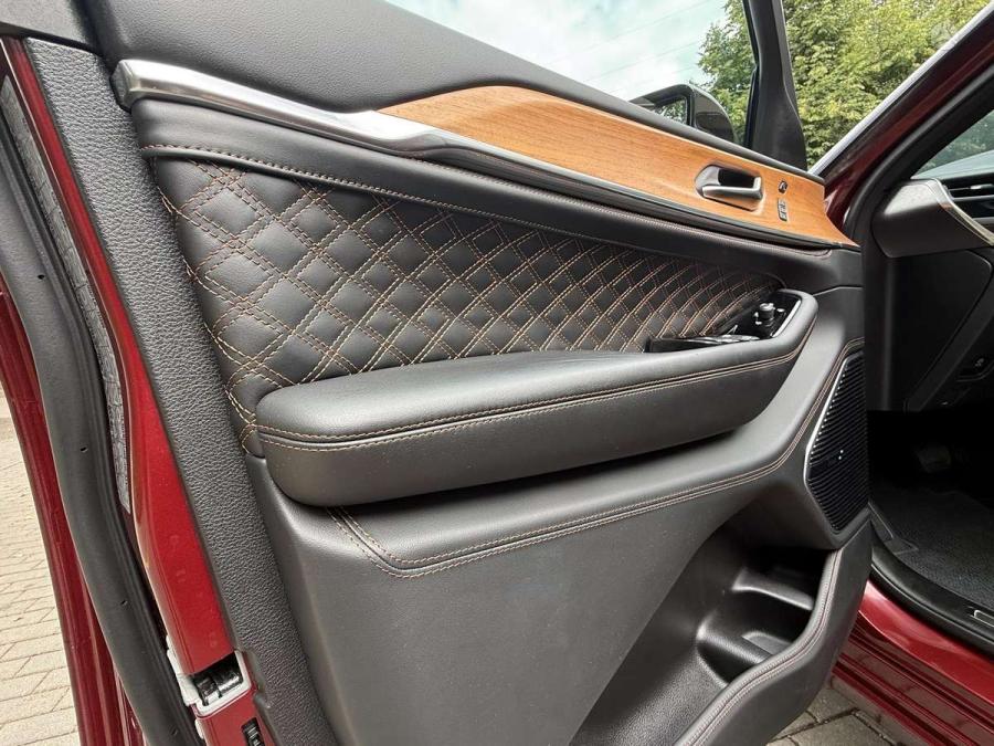 Sarkans Jeep Grand Cherokee 2023 Viļņa, ar dzinēja tilpumu 2.00 L un nobraukumu 26 tūkst. km par 39500 €, foto 49 vietnē AUTOMOTO.COM.LV