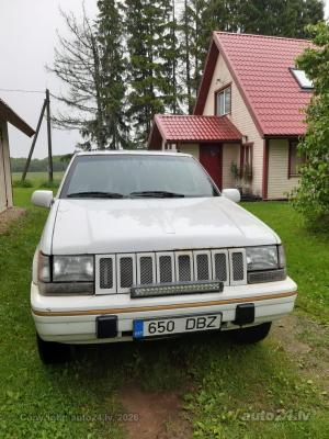 Balts Jeep Grand Cherokee 1994 Tallina, ar dzinēja tilpumu 5.20 L un nobraukumu 312 tūkst. km par 3400 €, foto 3 vietnē AUTOMOTO.COM.LV