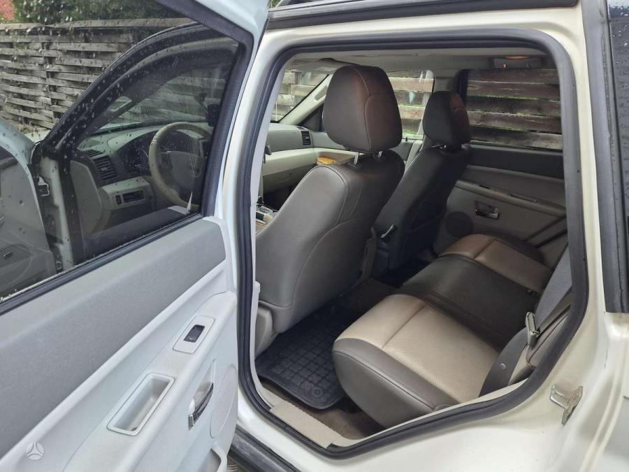 Balts Jeep Grand Cherokee 2008 Viļņa, ar dzinēja tilpumu 5.65 L un nobraukumu 304 tūkst. km par 7500 €, foto 8 vietnē AUTOMOTO.COM.LV