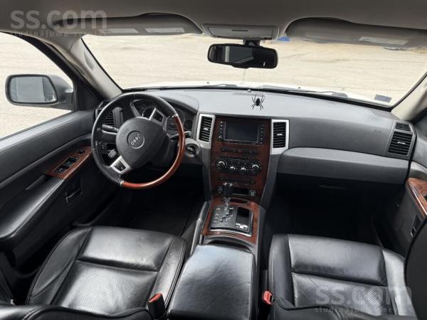 White Jeep Grand Cherokee 2009 in Valmiera, with an engine capacity of 3.00 L and mileage of 281 thousand km for 7200 €, photo 5 on AUTOMOTO.COM.LV