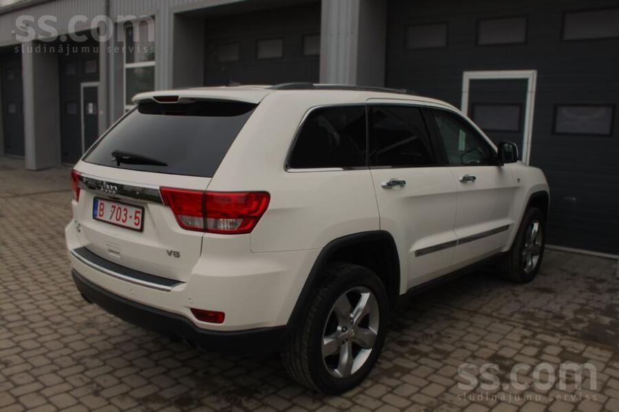 White Jeep Grand Cherokee 2011 in Riga, with an engine capacity of 5.70 L and mileage of 0 thousand km for 12990 €, photo 4 on AUTOMOTO.COM.LV
