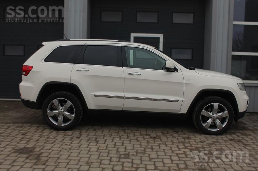 White Jeep Grand Cherokee 2011 in Riga, with an engine capacity of 5.70 L and mileage of 0 thousand km for 12990 €, photo 7 on AUTOMOTO.COM.LV