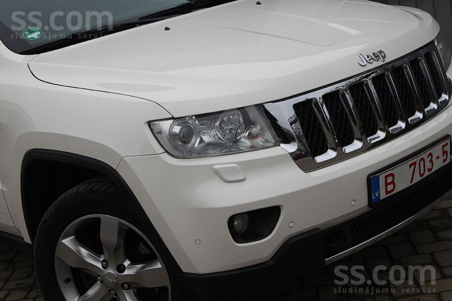 White Jeep Grand Cherokee 2011 in Riga, with an engine capacity of 5.70 L and mileage of 0 thousand km for 12990 €, photo 14 on AUTOMOTO.COM.LV