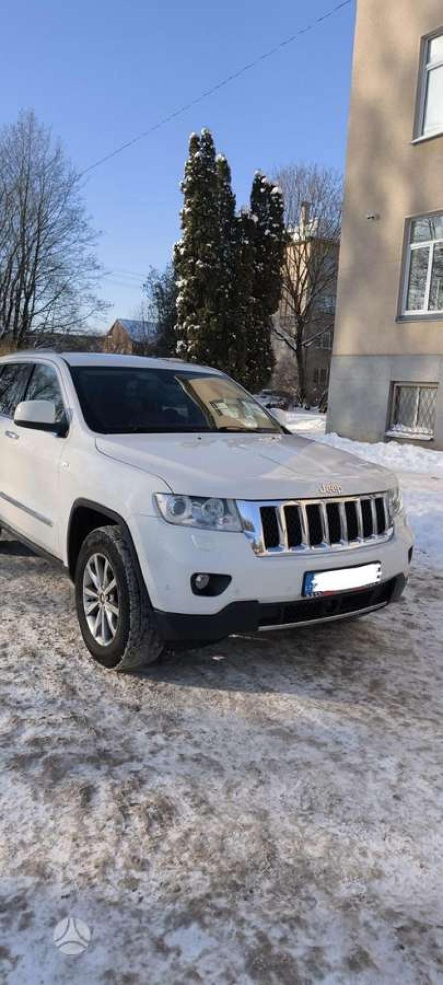White Jeep Grand Cherokee 2011 in Vilnius, with an engine capacity of 2.99 L and mileage of 160 thousand km for 10700 €, photo 2 on AUTOMOTO.COM.LV
