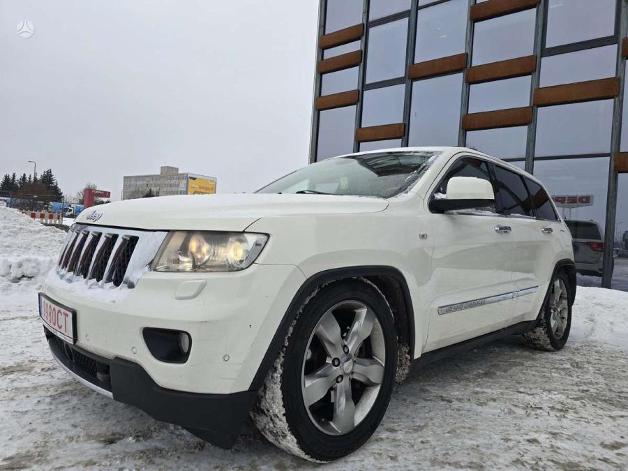 White Jeep Grand Cherokee 2011 in Kaunas, with an engine capacity of 2.99 L and mileage of 265 thousand km for 5650 €, photo 1 on AUTOMOTO.COM.LV