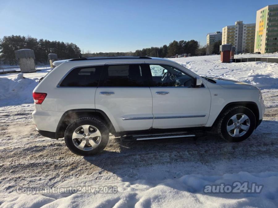 White Jeep Grand Cherokee 2011 in Tallinn, with an engine capacity of 3.00 L and mileage of 253 thousand km for 7000 €, photo 3 on AUTOMOTO.COM.LV