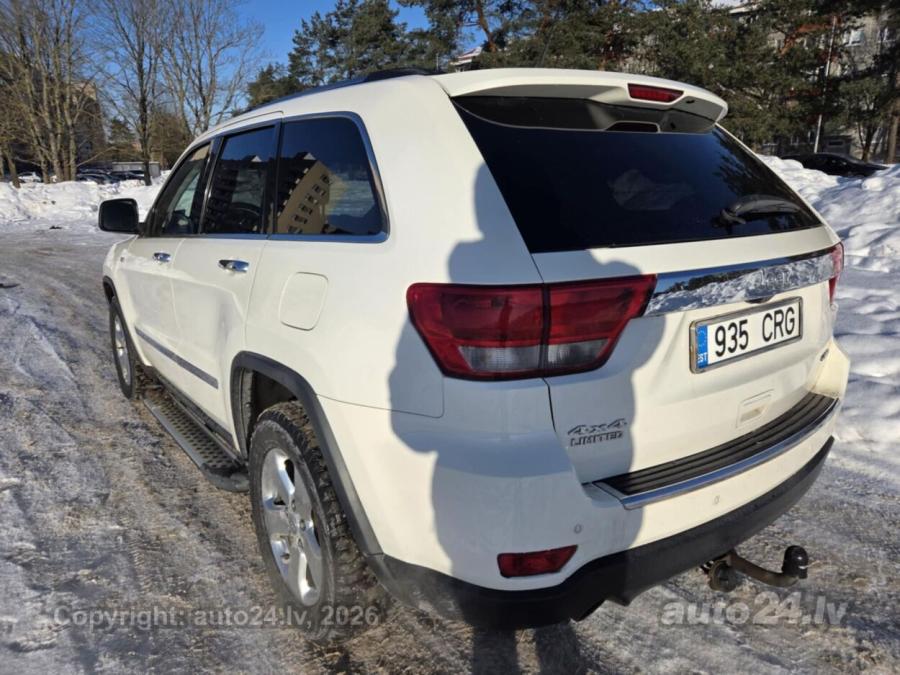 White Jeep Grand Cherokee 2011 in Tallinn, with an engine capacity of 3.00 L and mileage of 253 thousand km for 7000 €, photo 4 on AUTOMOTO.COM.LV