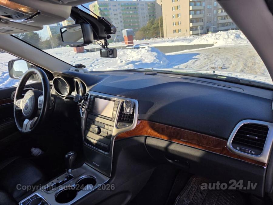 White Jeep Grand Cherokee 2011 in Tallinn, with an engine capacity of 3.00 L and mileage of 253 thousand km for 7000 €, photo 22 on AUTOMOTO.COM.LV