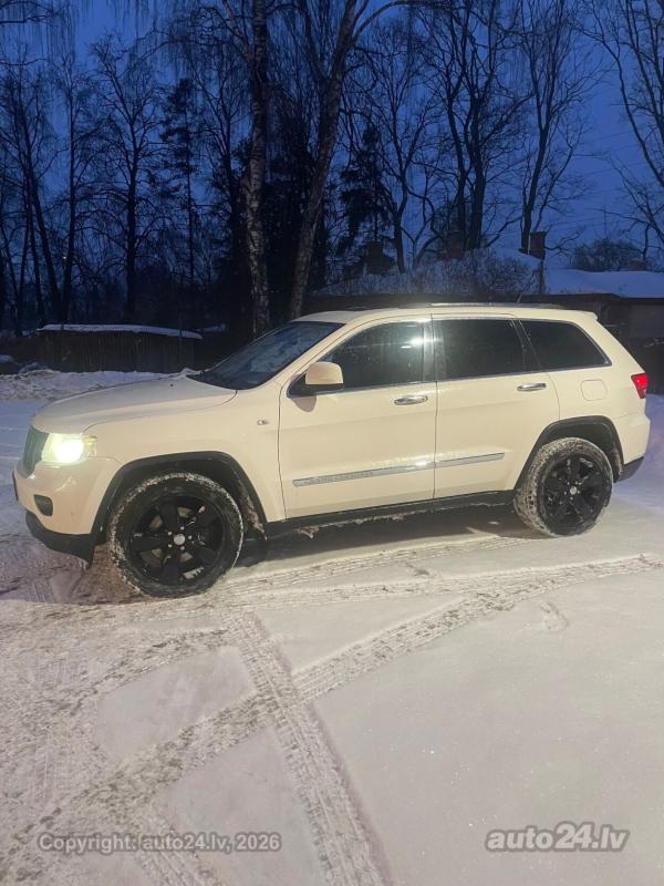 White Jeep Grand Cherokee 2011 in Riga, with an engine capacity of 3.00 L and mileage of 255 thousand km for 10500 €, photo 2 on AUTOMOTO.COM.LV