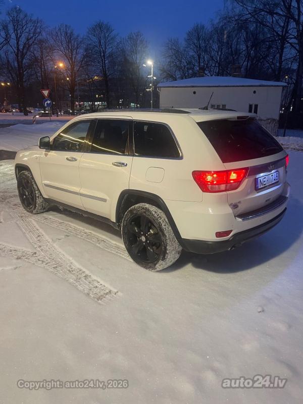 White Jeep Grand Cherokee 2011 in Riga, with an engine capacity of 3.00 L and mileage of 255 thousand km for 10500 €, photo 3 on AUTOMOTO.COM.LV